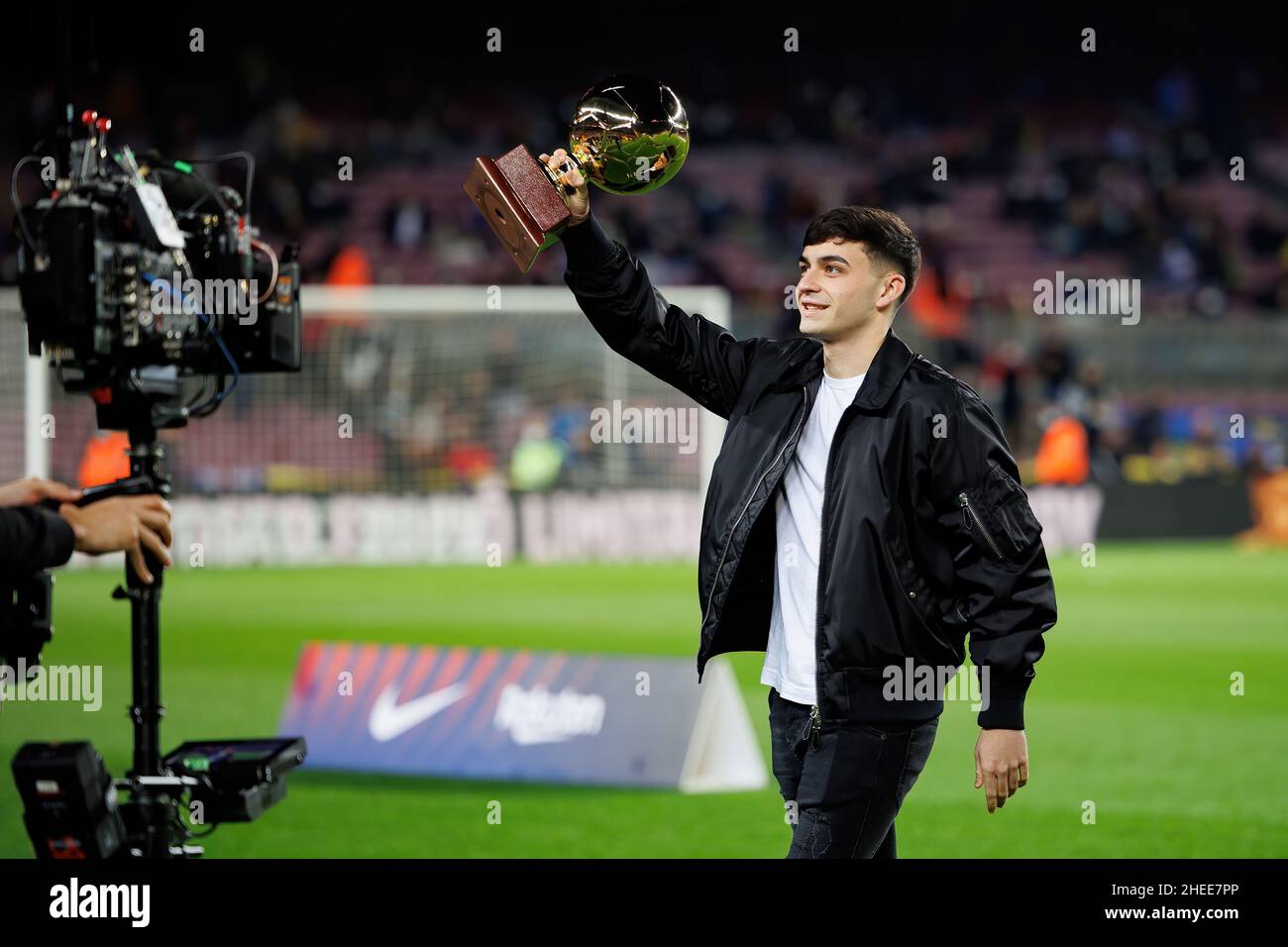 BARCELONA - DEC 18: Pedri poses with the Golden Boy 2021 award prior to ...