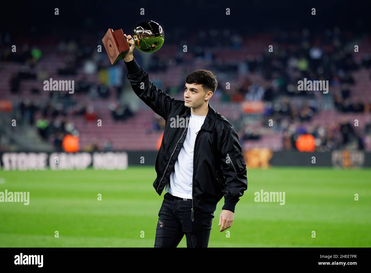 BARCELONA - DEC 18: Pedri poses with the Golden Boy 2021 award prior to ...