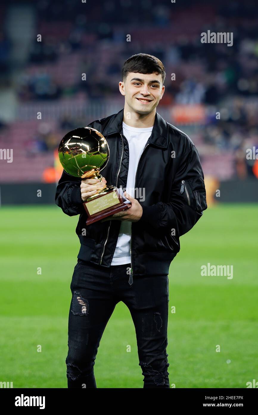 BARCELONA - DEC 18: Pedri poses with the Golden Boy 2021 award prior to ...