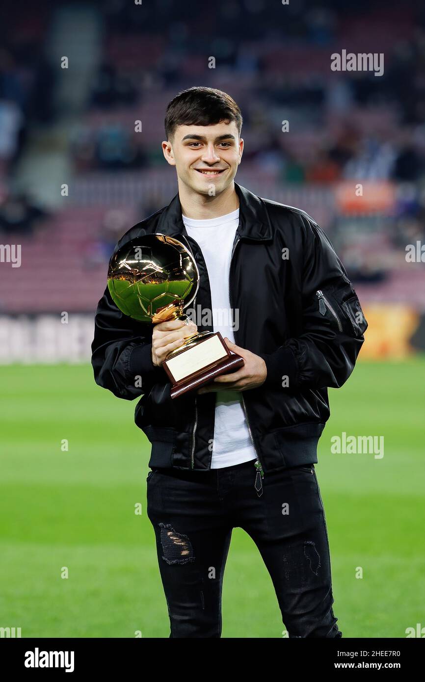 BARCELONA - DEC 18: Pedri poses with the Golden Boy 2021 award prior to ...