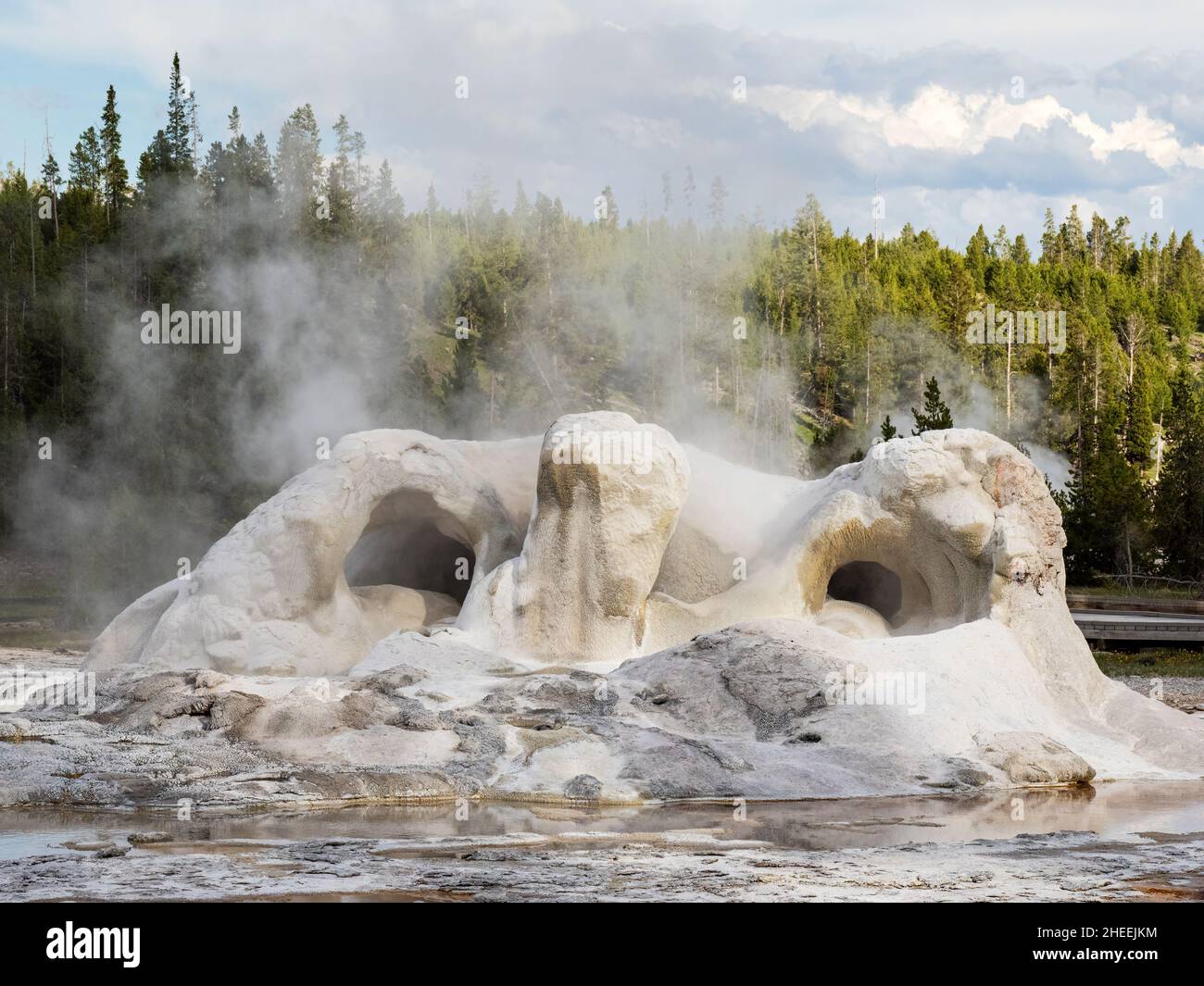 Geyser yellowstone national park hi-res stock photography and images ...