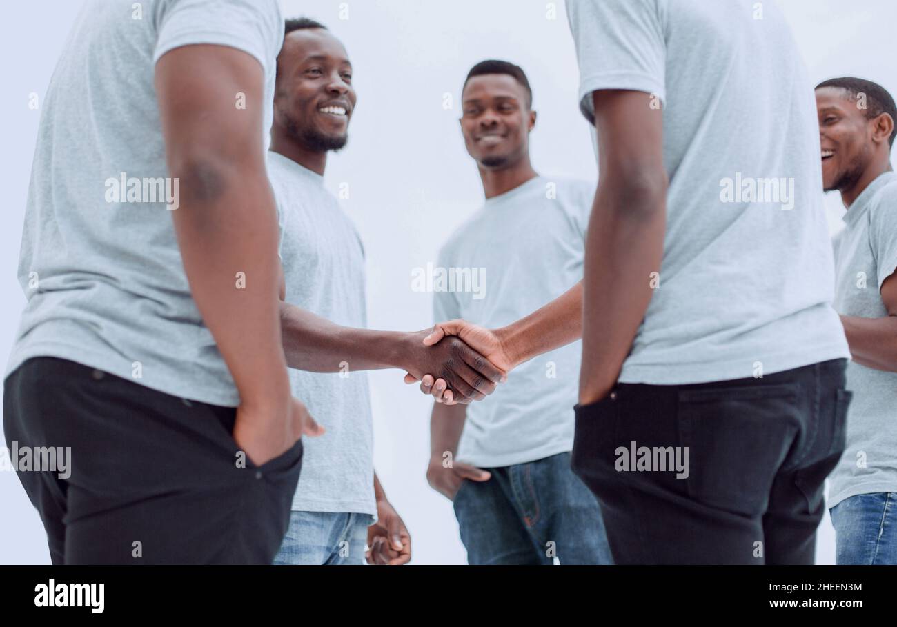 Students shaking hands university hi-res stock photography and images ...