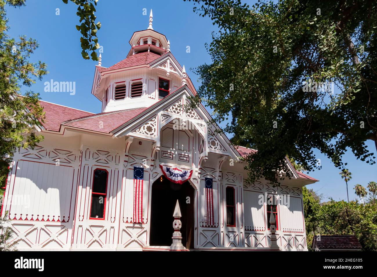 Sunny view of the Queen Anne Cottage at Los Angeles County Arboretum ...