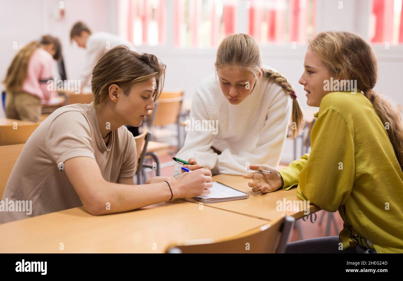 Group teenagers classroom project hi-res stock photography and images ...