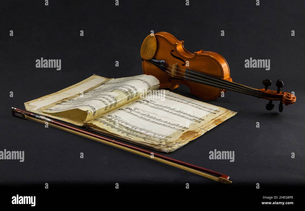 Still life violin music book hi-res stock photography and images - Alamy