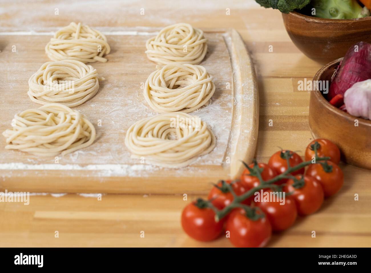 Wooden board with boiled spaghetti prepared for italian pasta ...