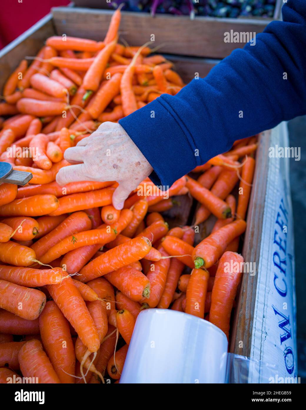 Farmers market stall hi-res stock photography and images - Alamy