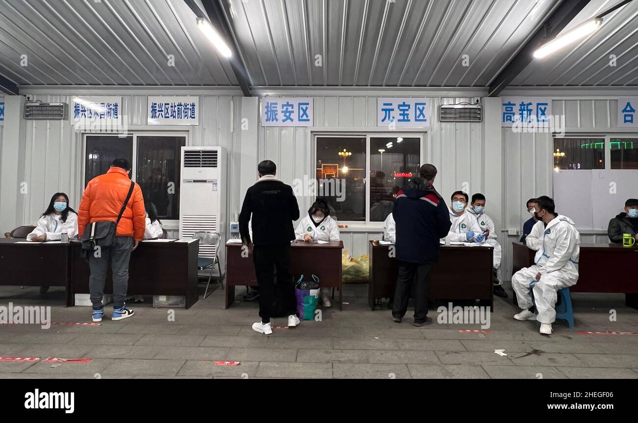 11th Jan, 2022. Quarantine at Chinese border station Passengers stand ...
