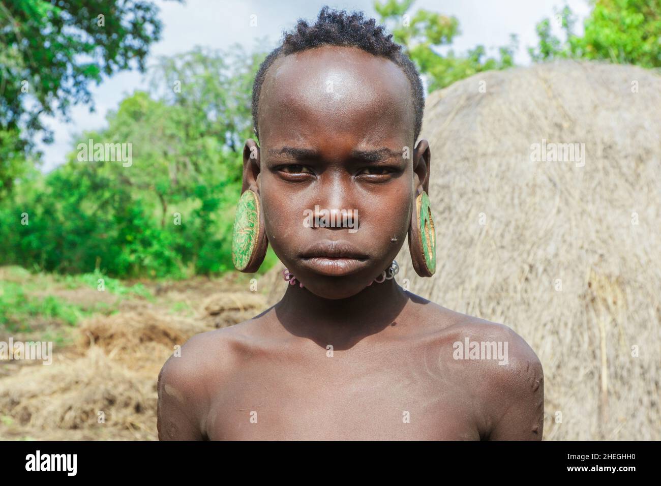 Man mursi tribe scarification omo hi-res stock photography and images ...