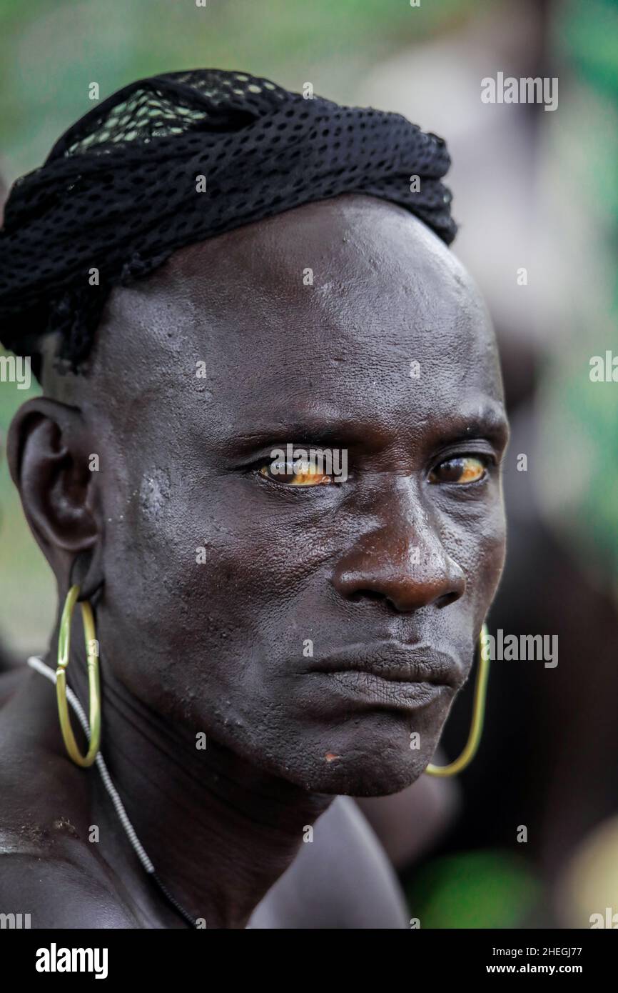 Man mursi tribe scarification omo hi-res stock photography and images ...