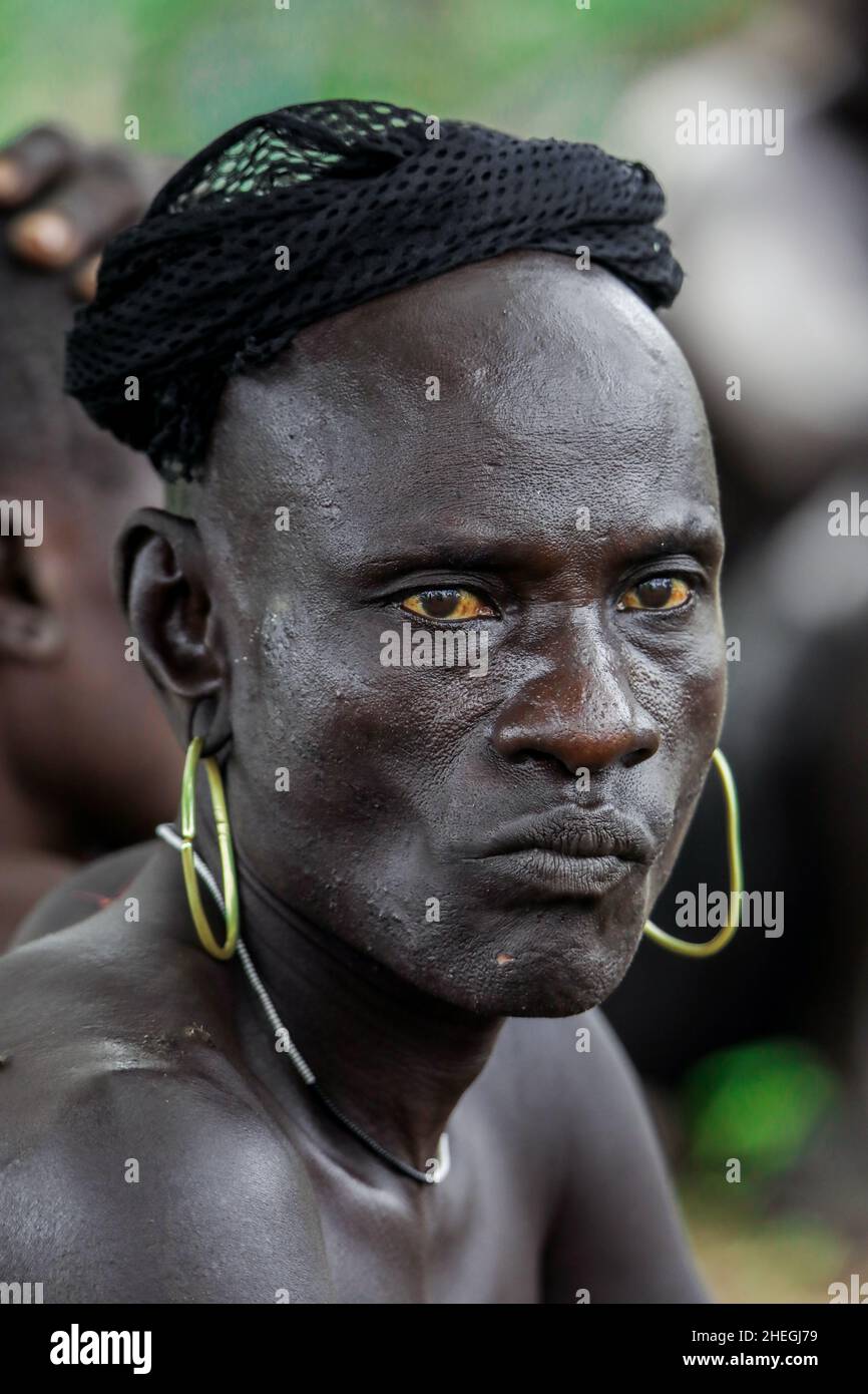 Man mursi tribe scarification omo hi-res stock photography and images ...