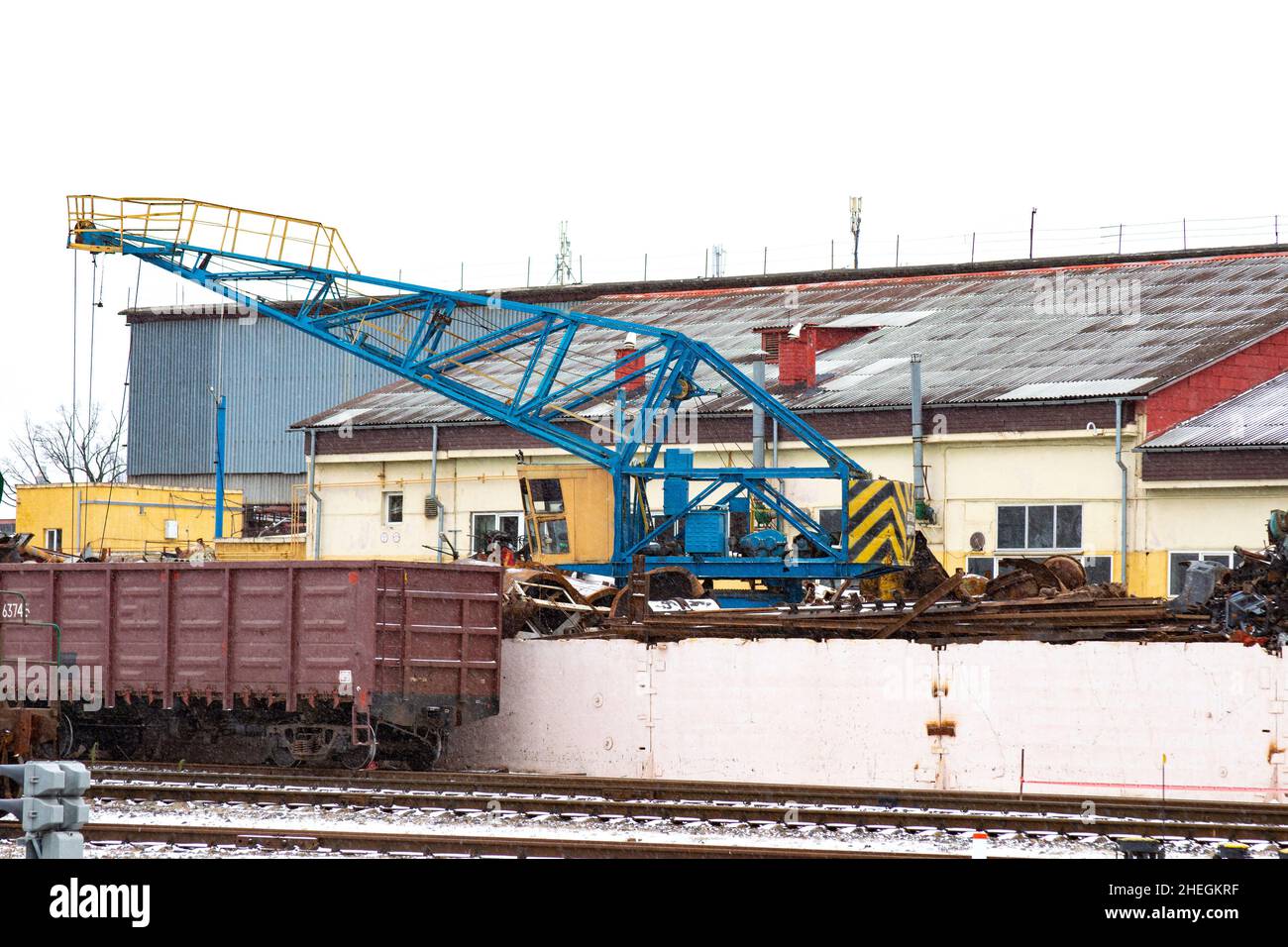 Crane loading scrap iron truck hi-res stock photography and images - Alamy