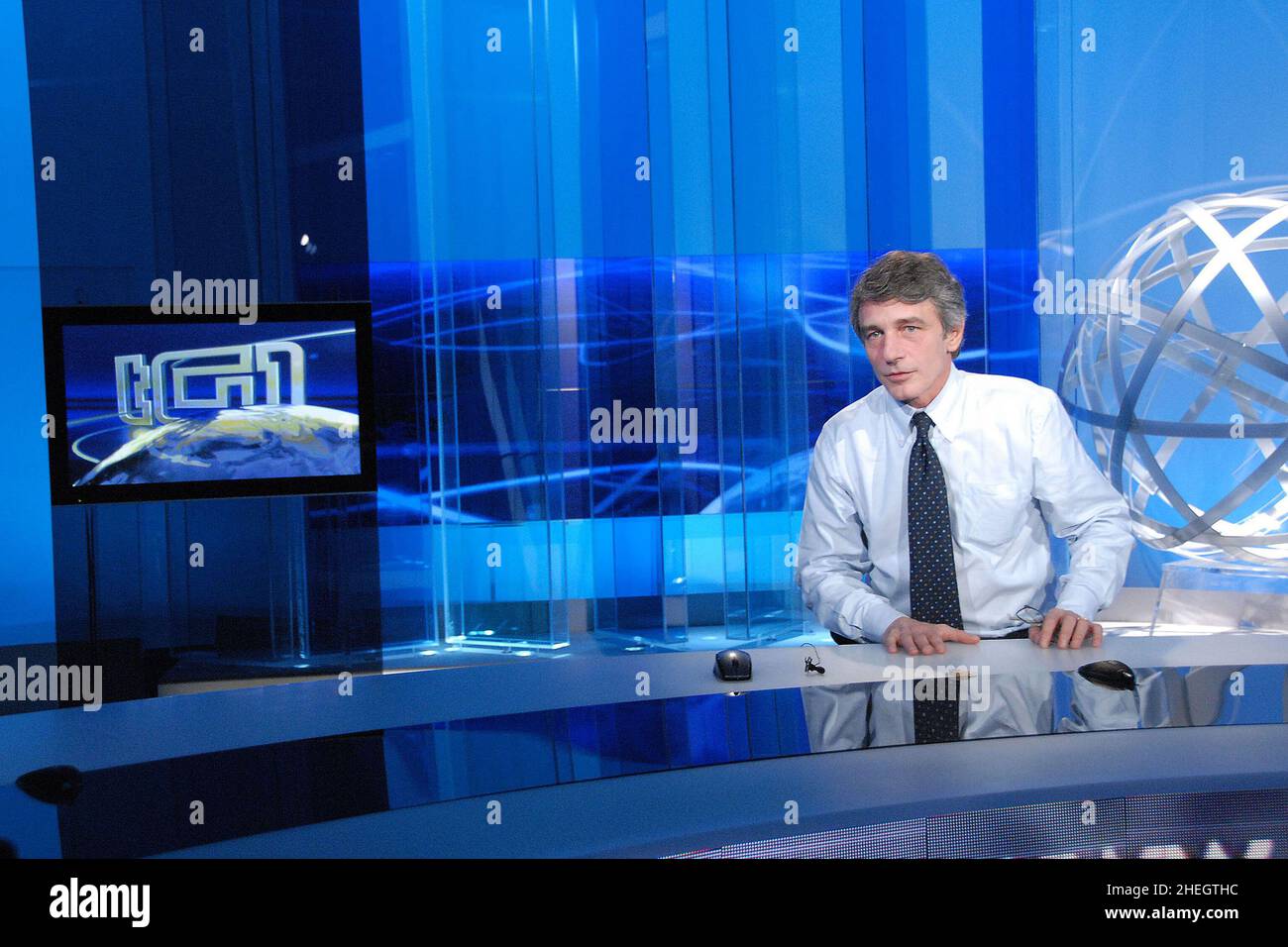 Giornalista telegiornale hi-res stock photography and images - Alamy