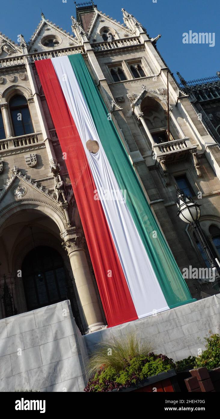 Large flag down building hi-res stock photography and images - Alamy