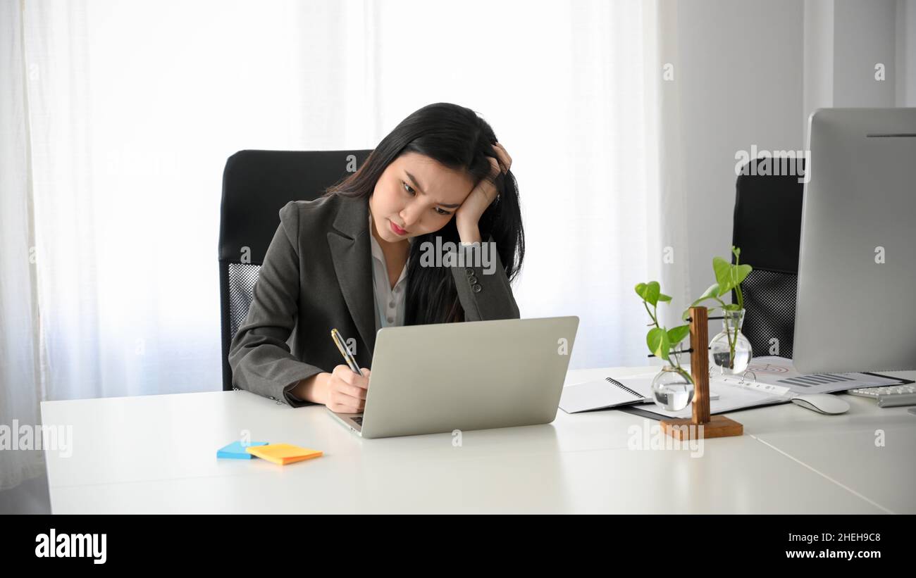 Bored at work hi-res stock photography and images - Alamy