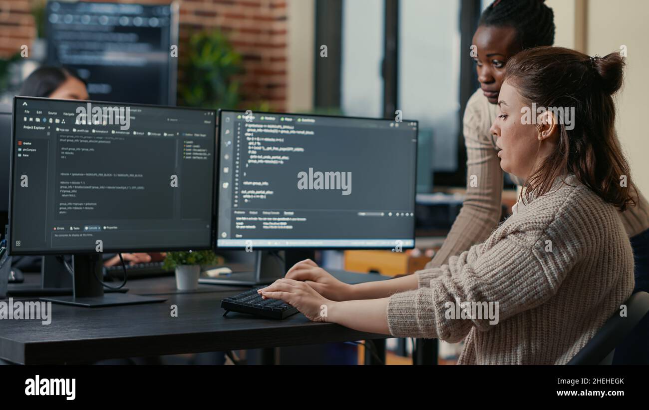 Junior programer writing algorithm under experienced colleague ... Junior programer writing algorithm under experienced colleague ...