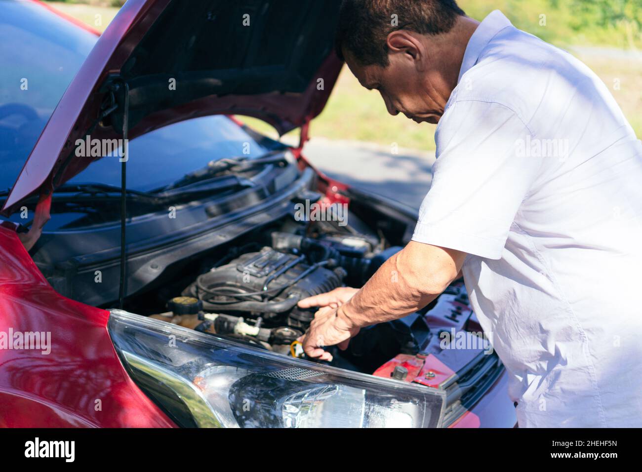 Man repairing car on road hi-res stock photography and images - Alamy