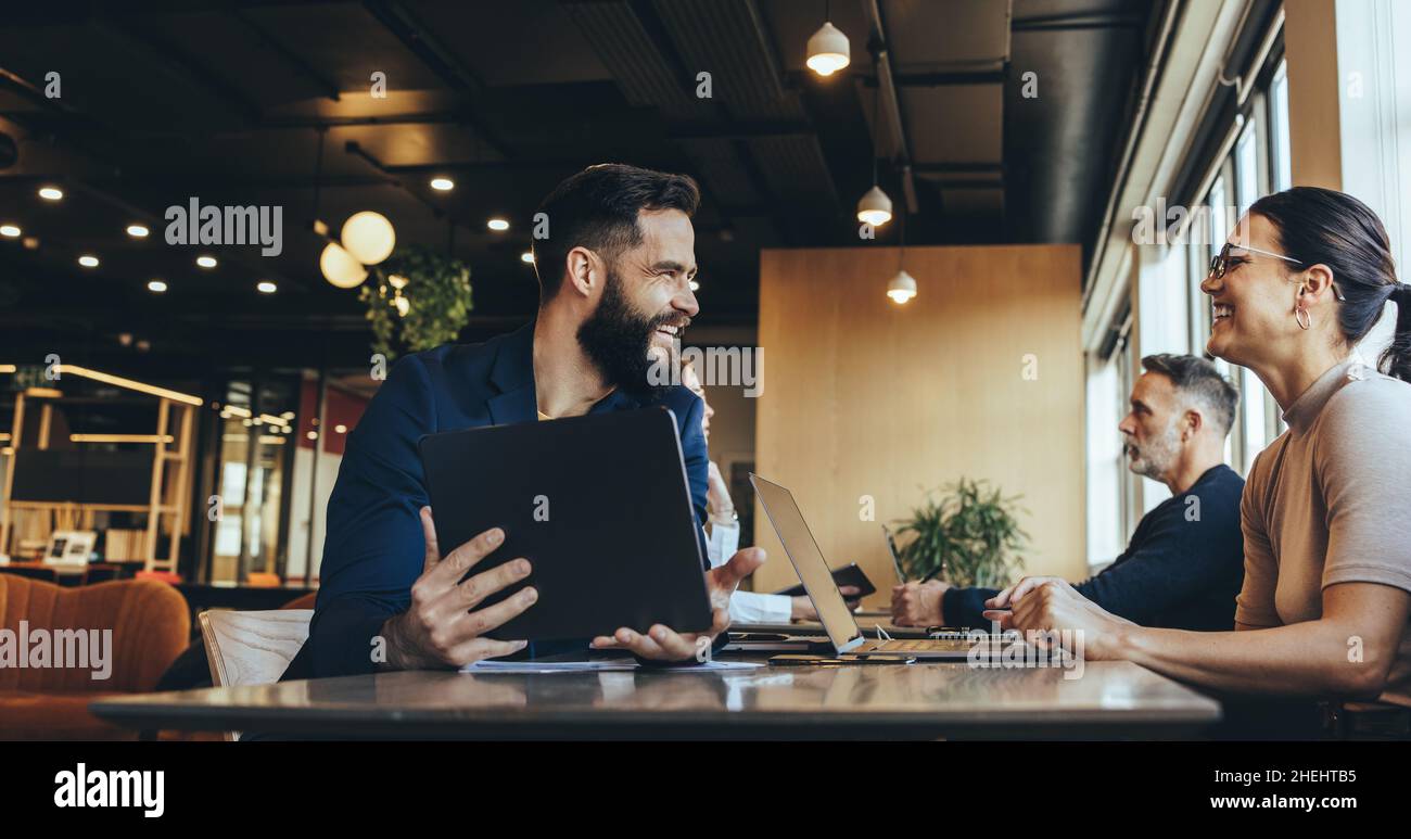 Office workers cheer hi-res stock photography and images - Alamy