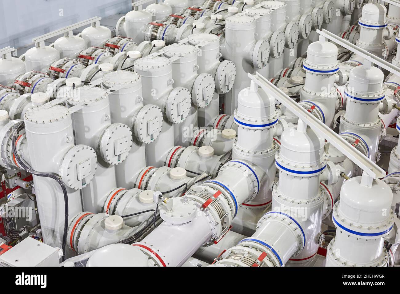 Gas-insulated high-voltage busbars with closed room, gas-insulated ...