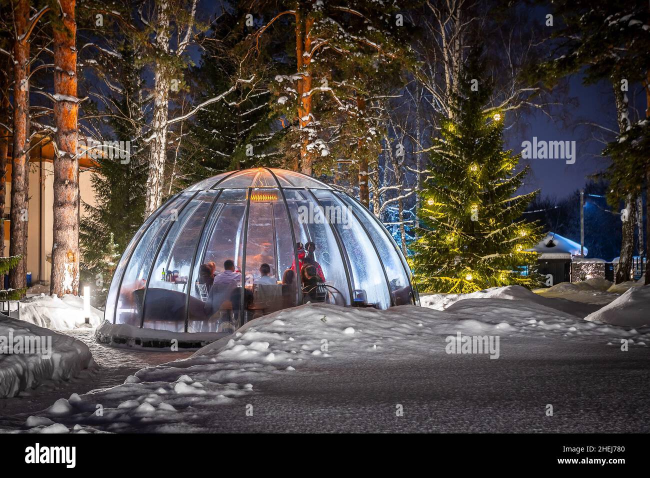 Outdoor dining domes hi-res stock photography and images - Alamy