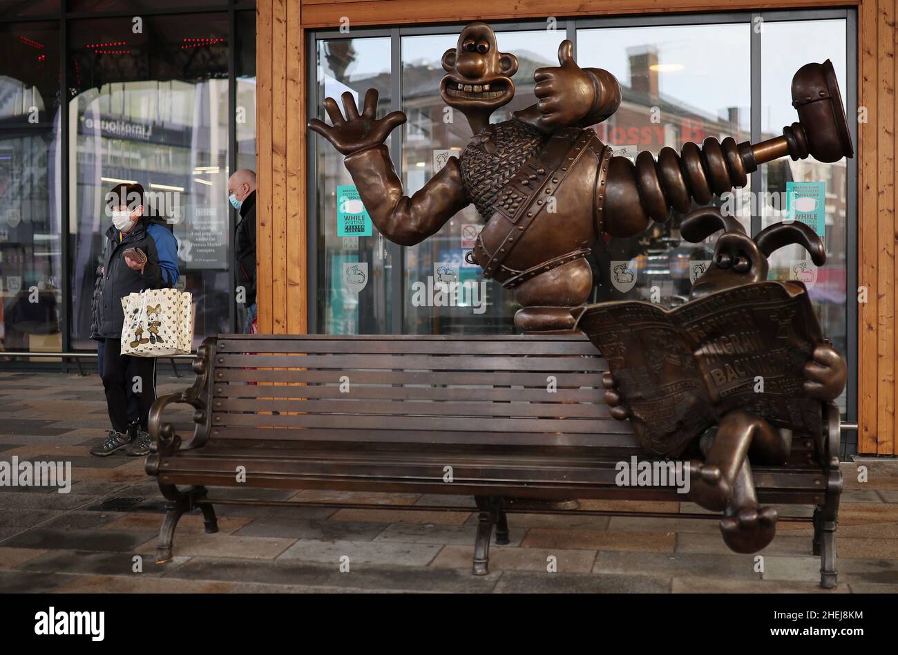 Wallace and gromit statue preston hi-res stock photography and images ...
