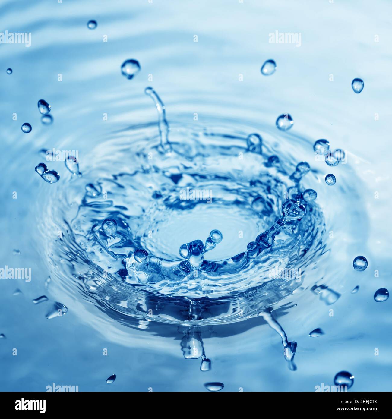 Water dropping splash crown hi-res stock photography and images - Alamy