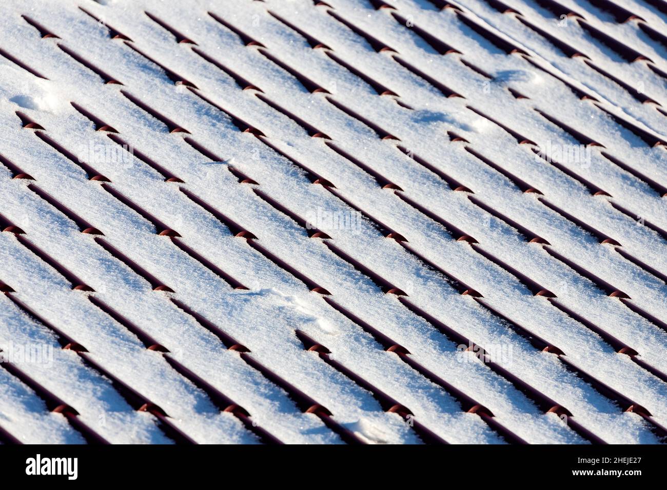 Close-up snow covered tile roof Stock Photo - Alamy