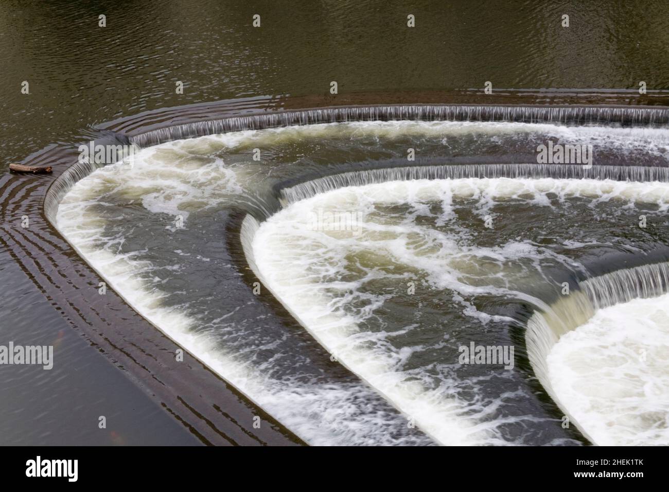 The landmark Pulteney Weir on the River Avon in Bath City centre, Bath ...
