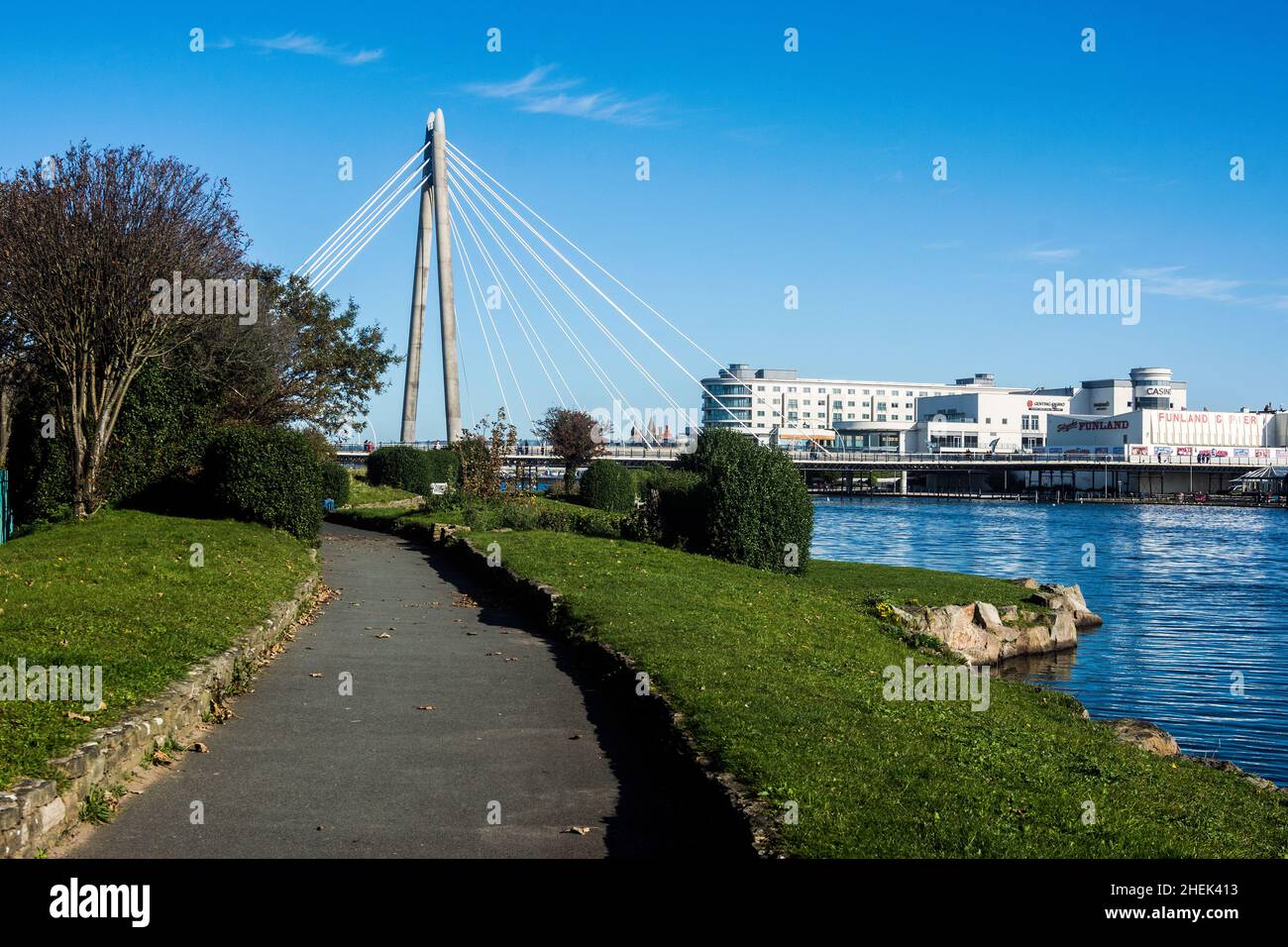Marine Way Bridge opened in May 2004 and spans the Marine Lake in ...