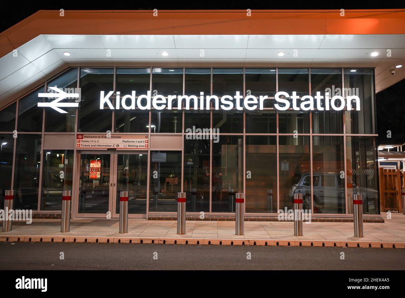 Kidderminster train station at night Stock Photo - Alamy