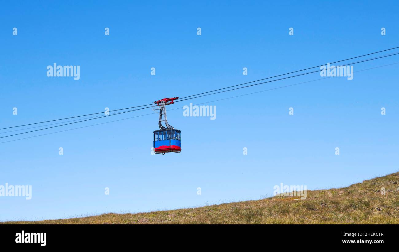 Cable car go up to Bucegi Stock Photo - Alamy