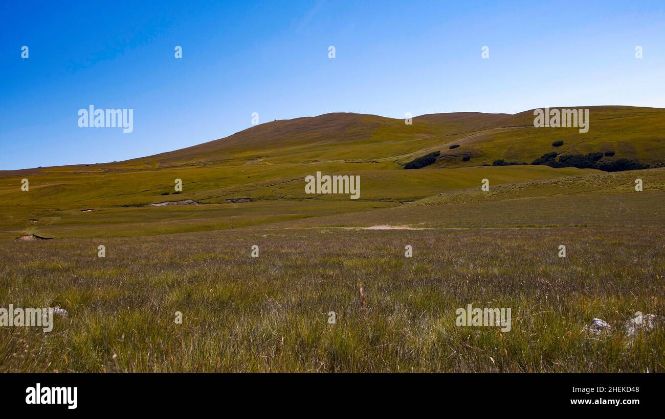 Rock scenery dry grassland hi-res stock photography and images - Alamy