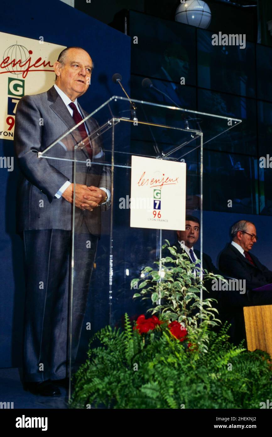 Raymond Barre talks at economical congress ahead of G7 International ...