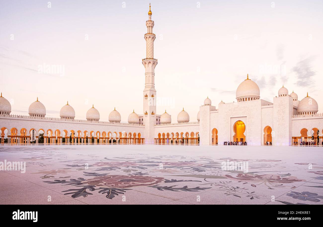 Sheikh zayed grand mosque skyline hi-res stock photography and images ...