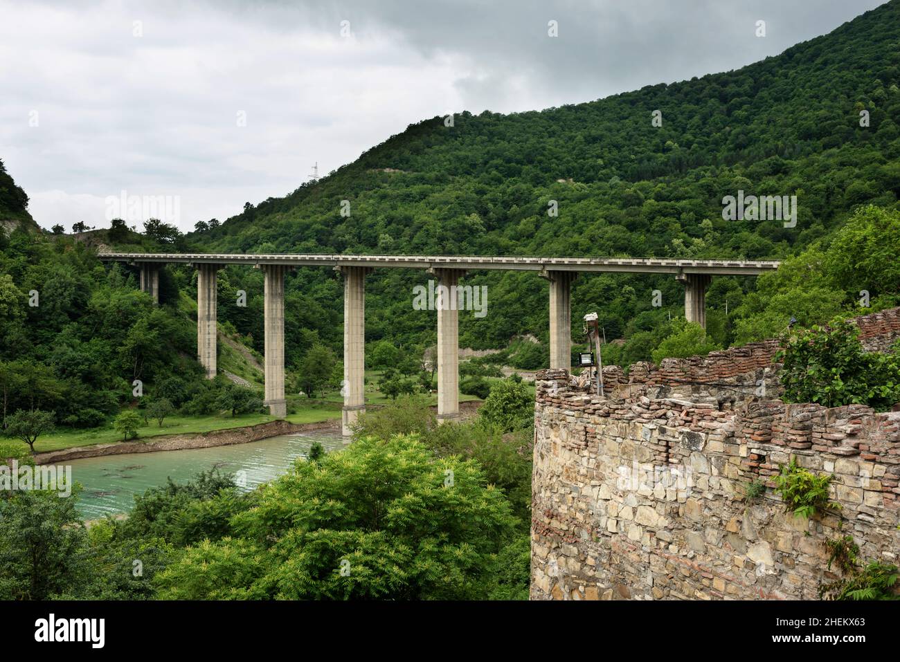 Car bridge near Medieval fortress Ananuri and Zhinvali Reservoir Stock ...
