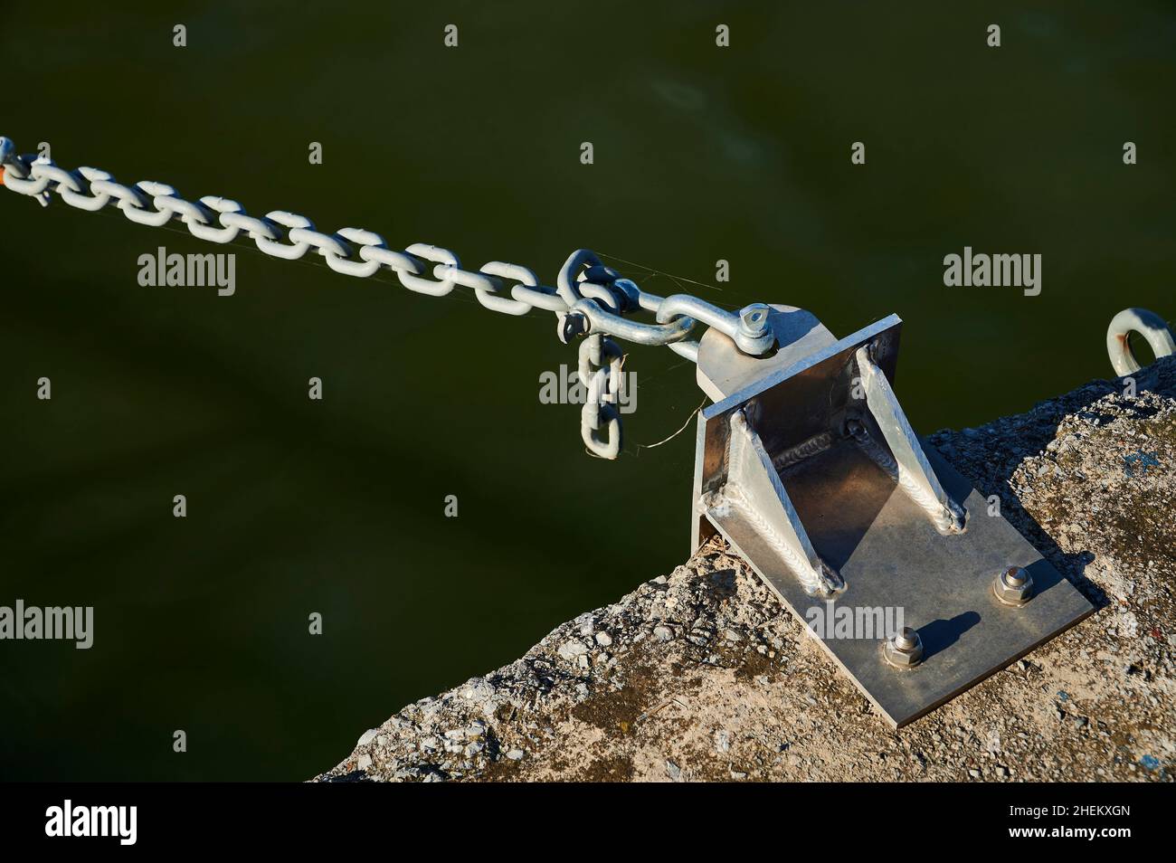 Detail of chain over the water in the dock Stock Photo - Alamy