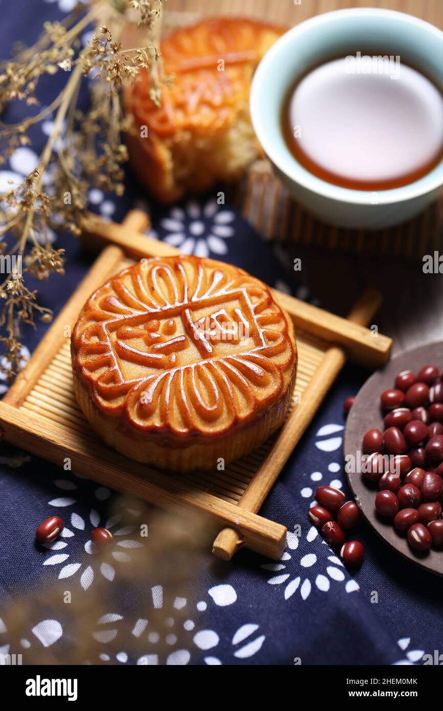 Mid autumn moon cake Stock Photo - Alamy
