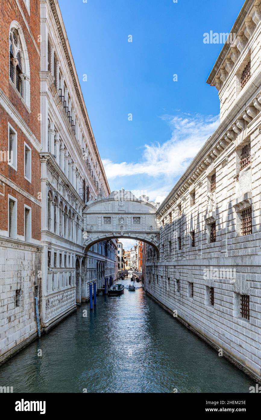 famous historic prison bridge of sighs at the doges palace in Venice ...