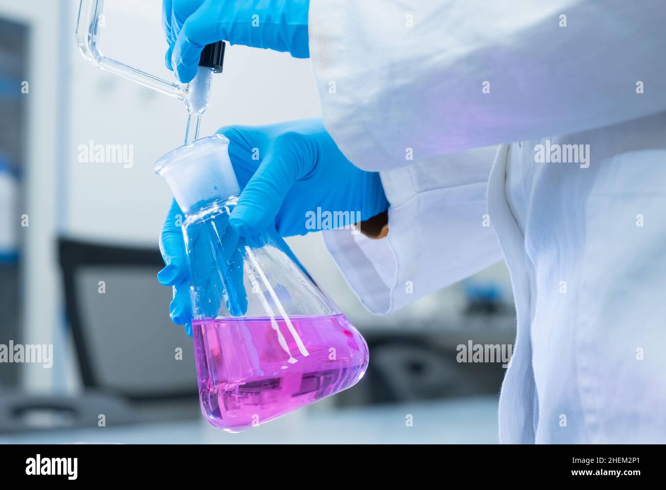 Titration flask hi-res stock photography and images - Alamy