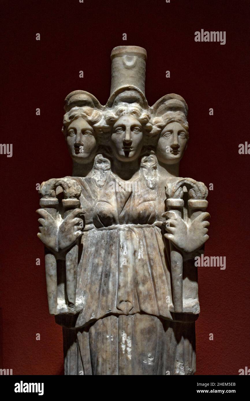 Statue of hecate hi-res stock photography and images - Alamy