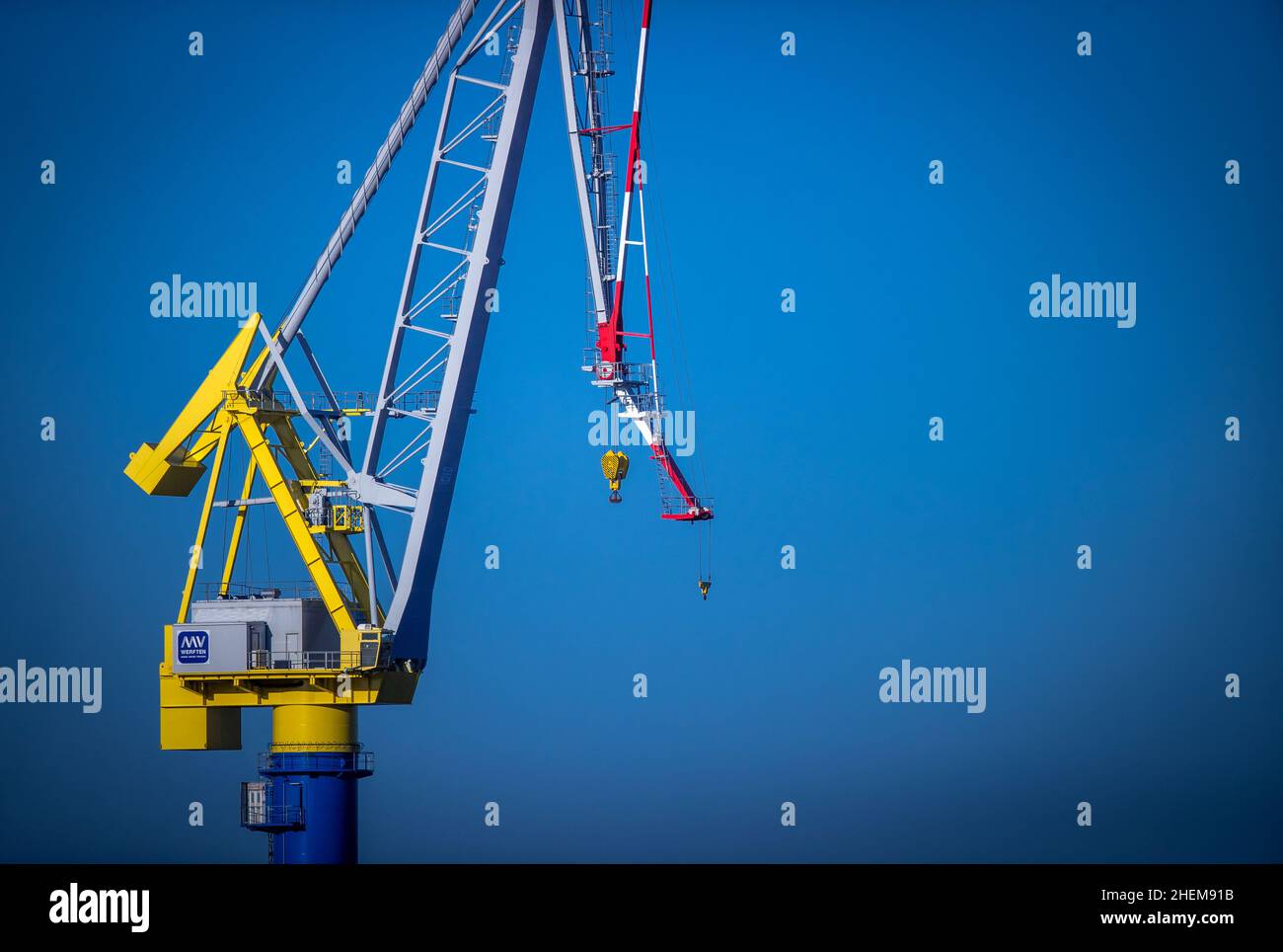 Wismar, Germany. 06th Jan, 2022. The newly erected special crane for ...