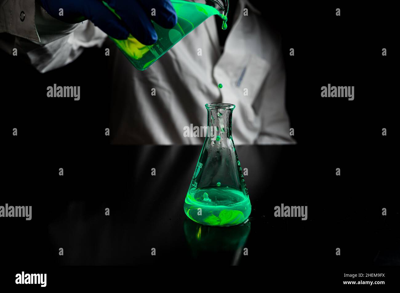Chemistry experiment bioluminescence hi-res stock photography and ...