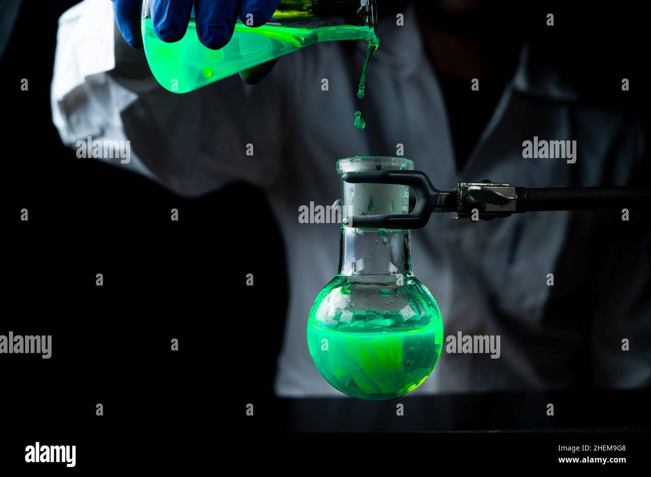 Round bottom flask hi-res stock photography and images - Alamy
