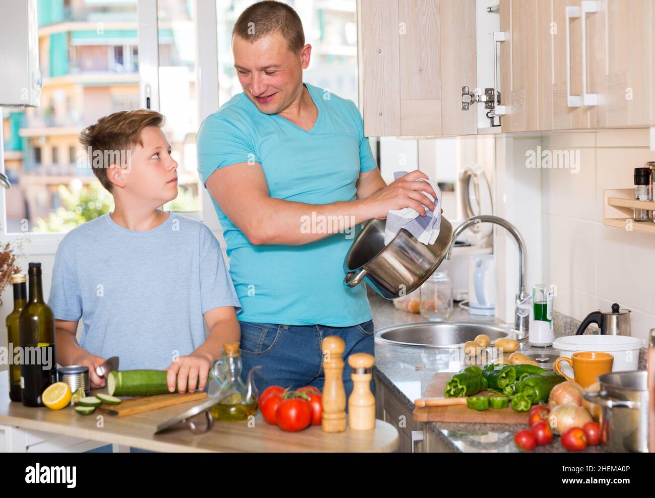 Teen boy cooking dinner hi-res stock photography and images - Alamy