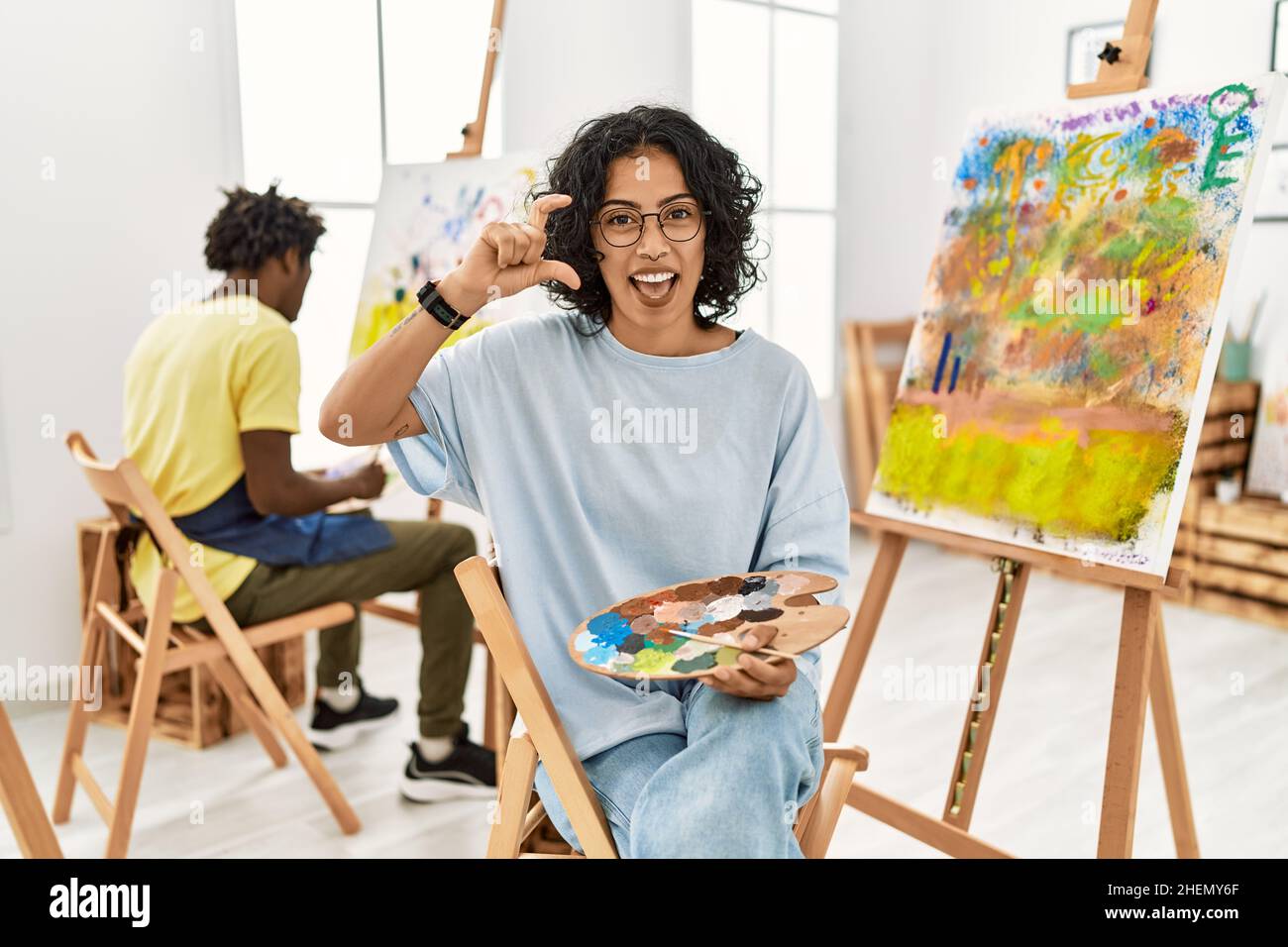 Artist measuring thumb hi-res stock photography and images - Alamy