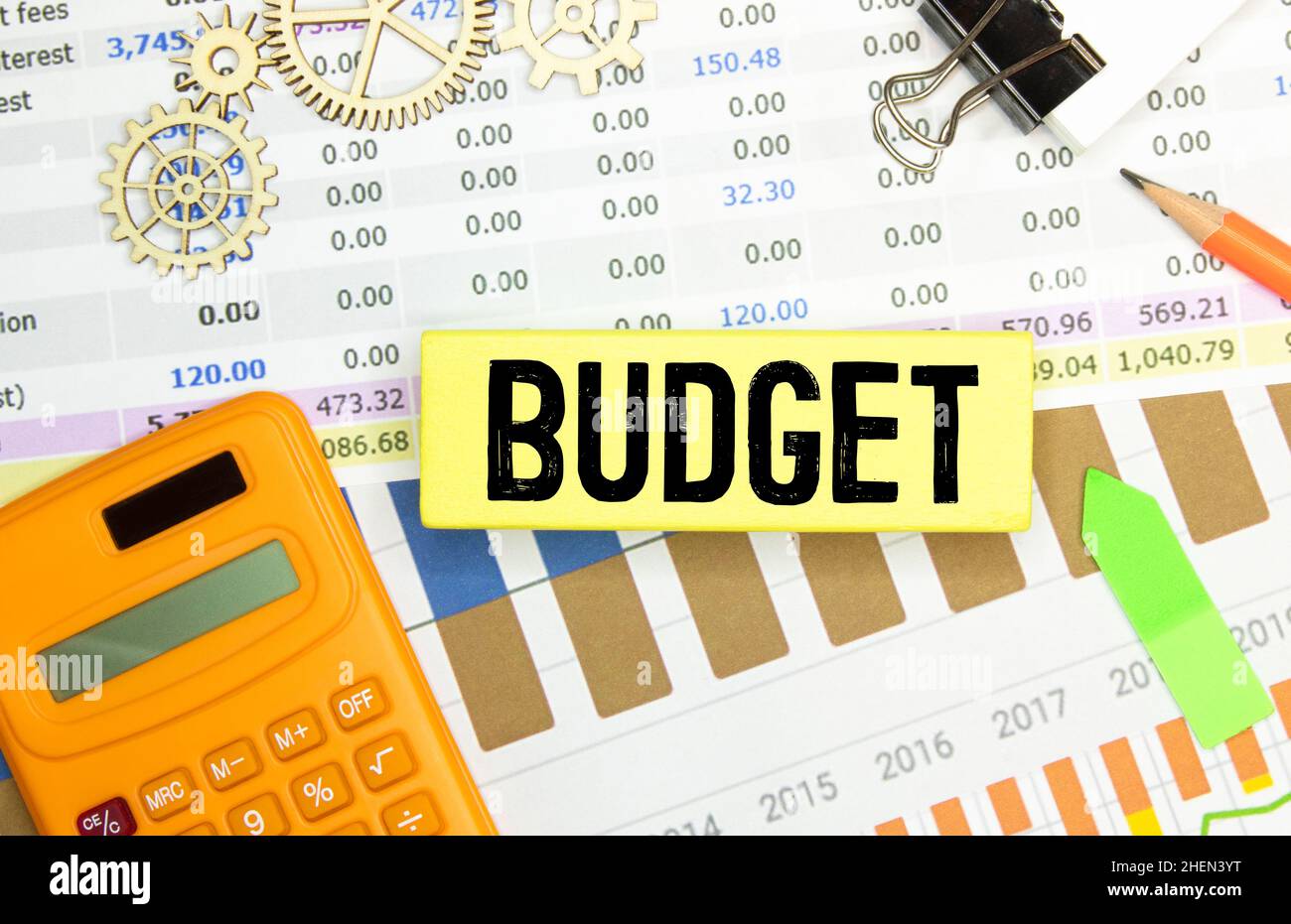 budget word written on wood block Stock Photo - Alamy