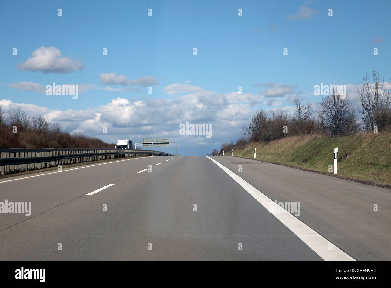 Cars highway empty hi-res stock photography and images - Alamy