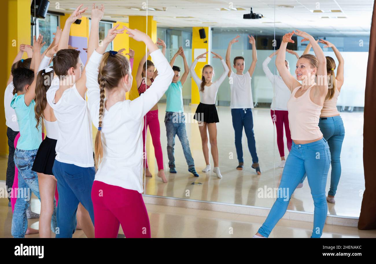 Experienced positive dance instructor teaching teenagers in ...
