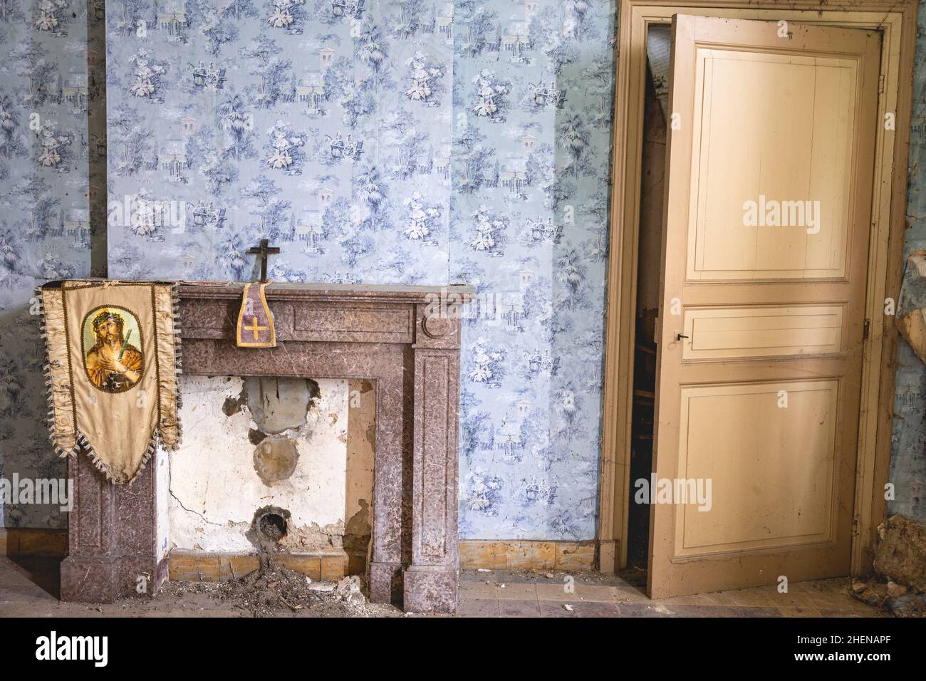 Urbex, An old abandoned house in Belgium Stock Photo - Alamy