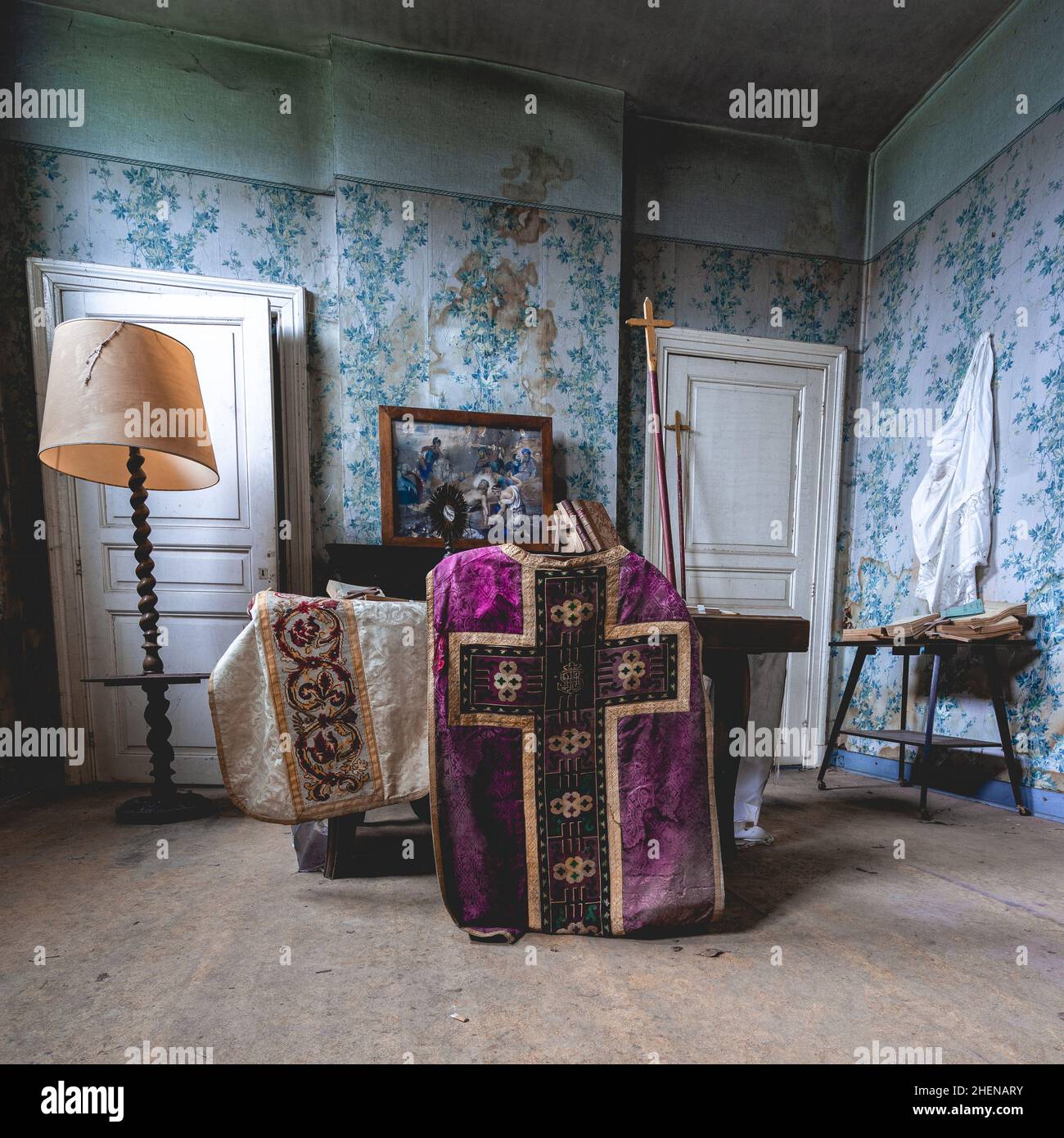 Urbex, An old abandoned house in Belgium Stock Photo - Alamy